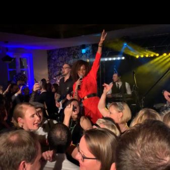 Kemi Cee live in München, Reitschule